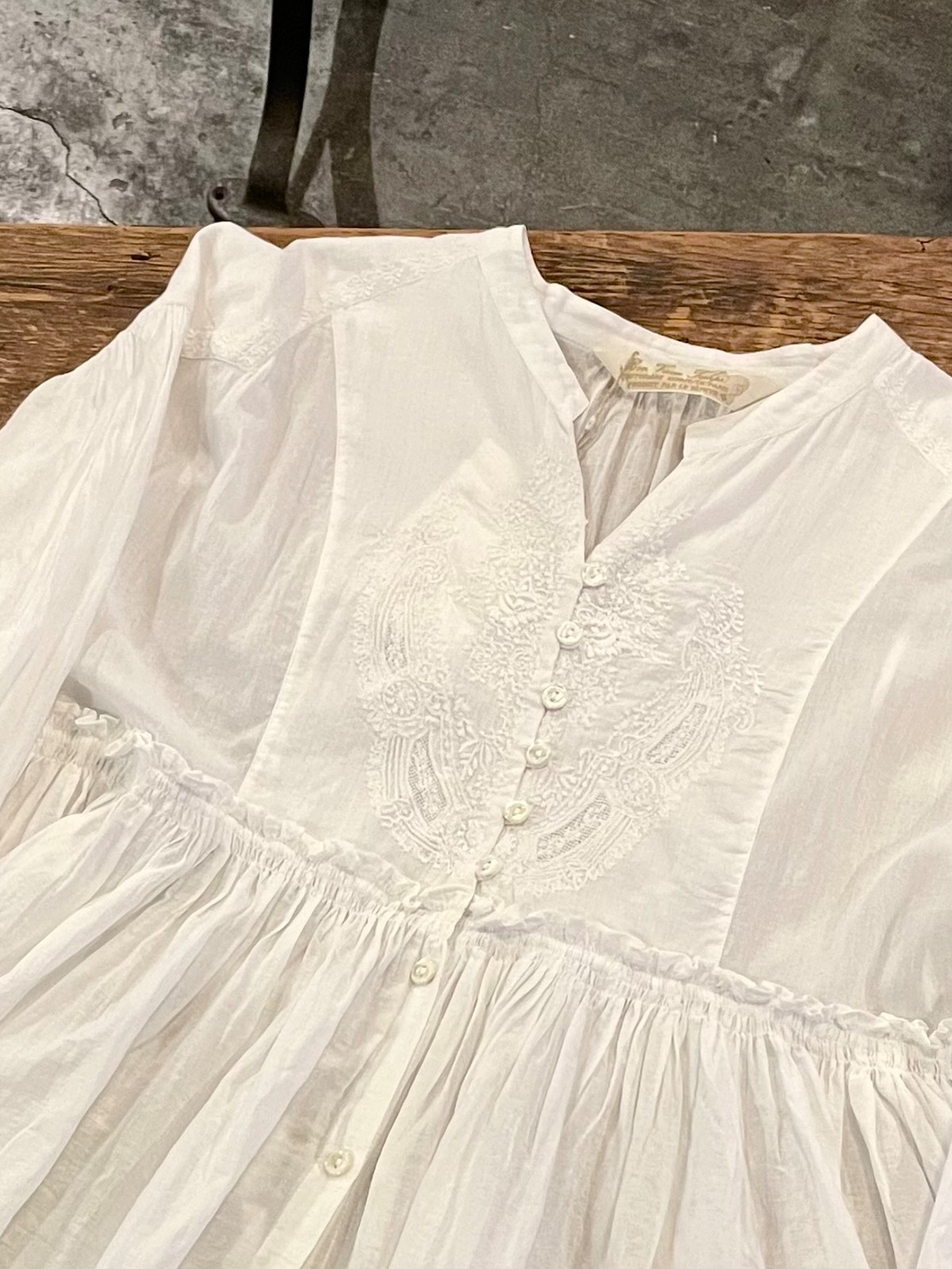 embroidery gather blouse / écru × écru | LE ZÉPHYR