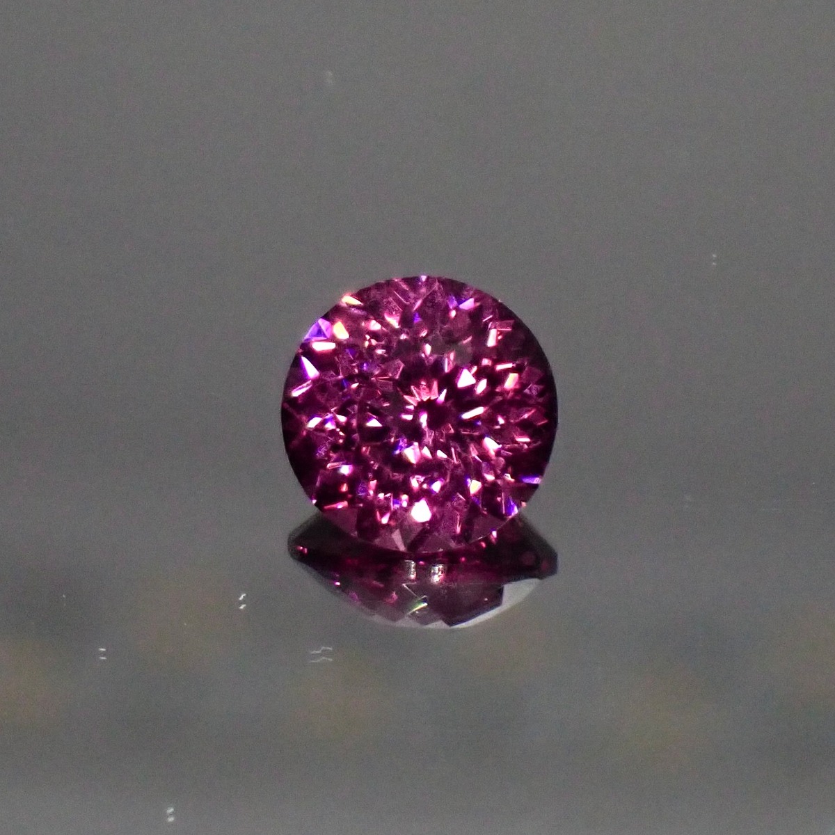 【Bright Brilliant Cut™️ “129 Facets”】紫が宿す神秘、光の結晶 1.00ct 天然ロードライトガーネット | Frederick’s Gems&Jewelry