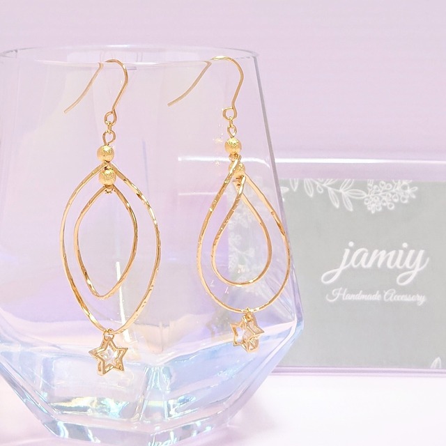 ダブルツイストループに星がゆれるピアス | jamiy