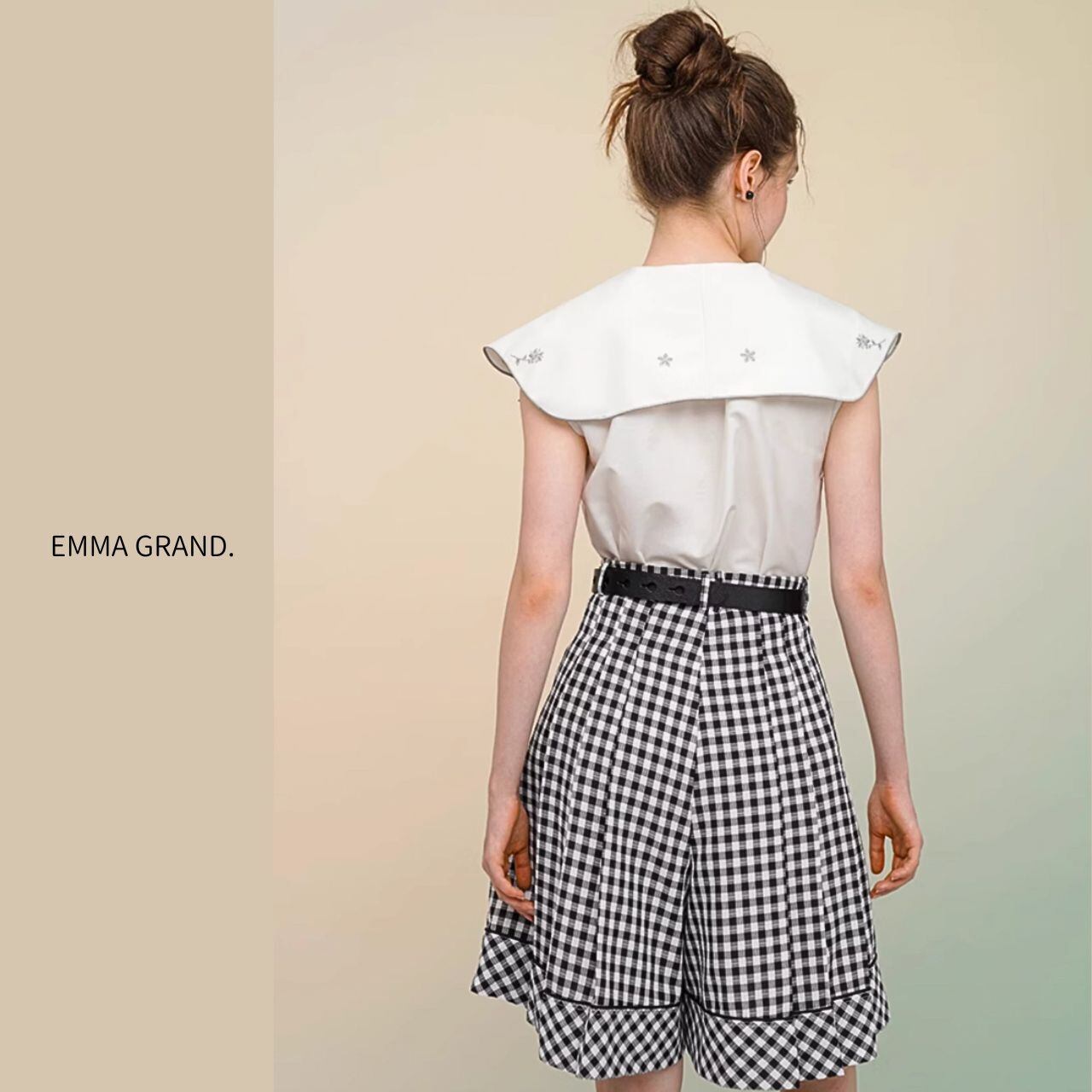 バタフライ刺繍の大きな襟のブラウストップス E00437 | EMMA GRAND バタフライ刺繍の大きな襟のブラウストップス E00437 | EMMA GRAND