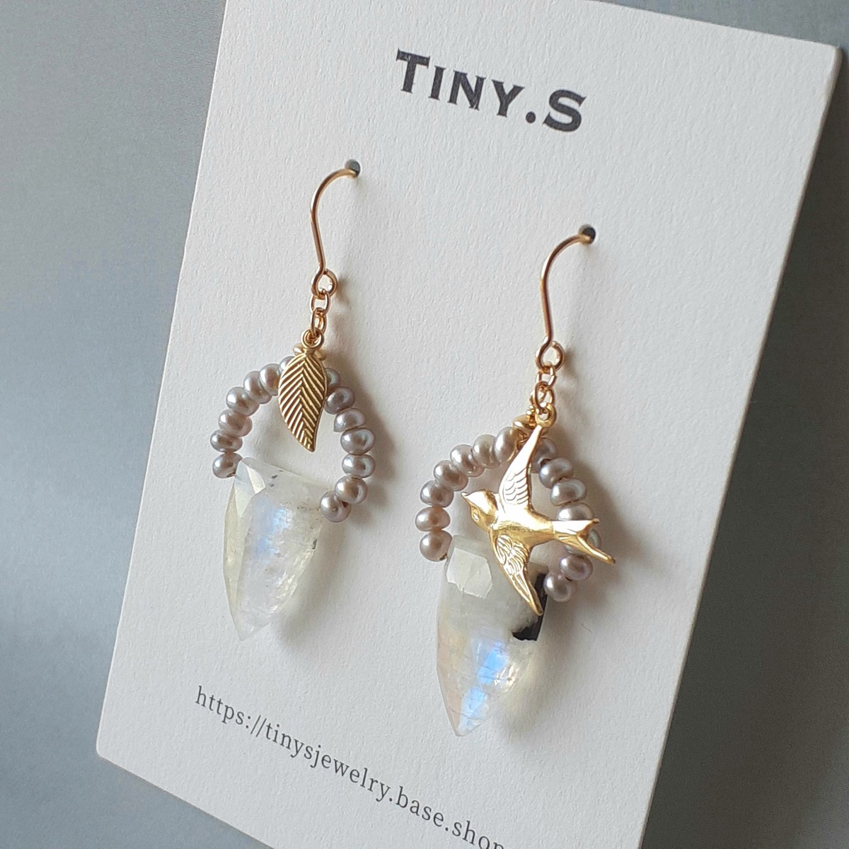 ホワイトラブラドライト×淡水パール(グレー)×ガーネット×14kgf製チャームピアス | Tiny.S(タイニイ·エス)