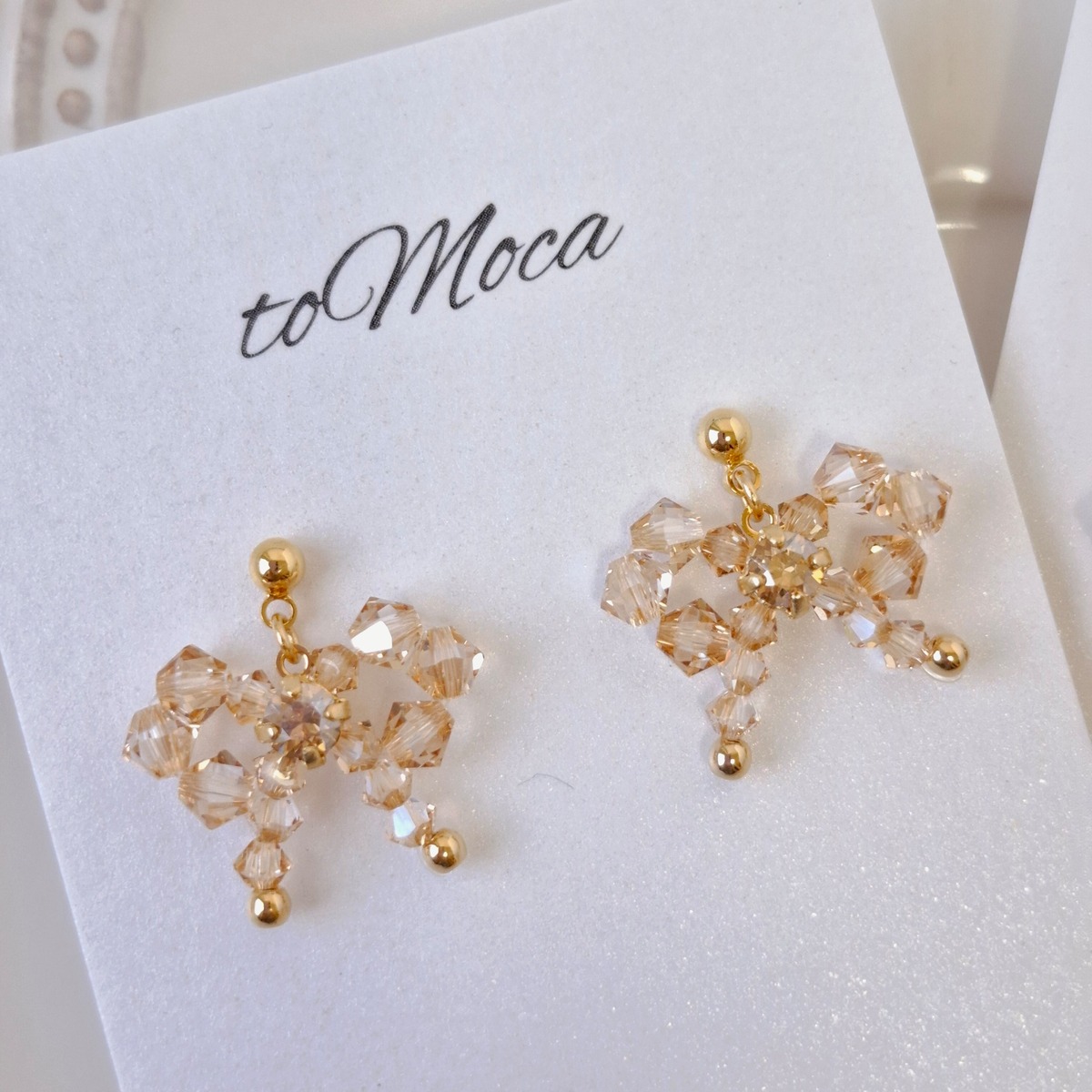 【Petit Beads Ribbon】 ビーズの揺れるリボンピアスorイヤリング【ゴールデンシャドウ】 | tomoca2025