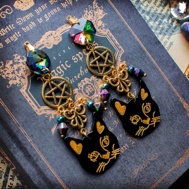 月明かりの瞳 グラデーションビーズと黒猫が揺れるイヤリング・ピアス subrmight 東西の魔女の使い魔 | armight