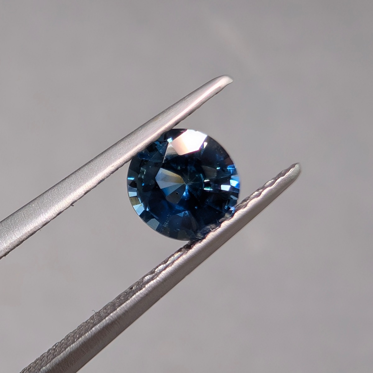 非加熱バイカラーサファイア 0.87ct 5.68×5.45mm オーバルカットルース | 鈴木屋
