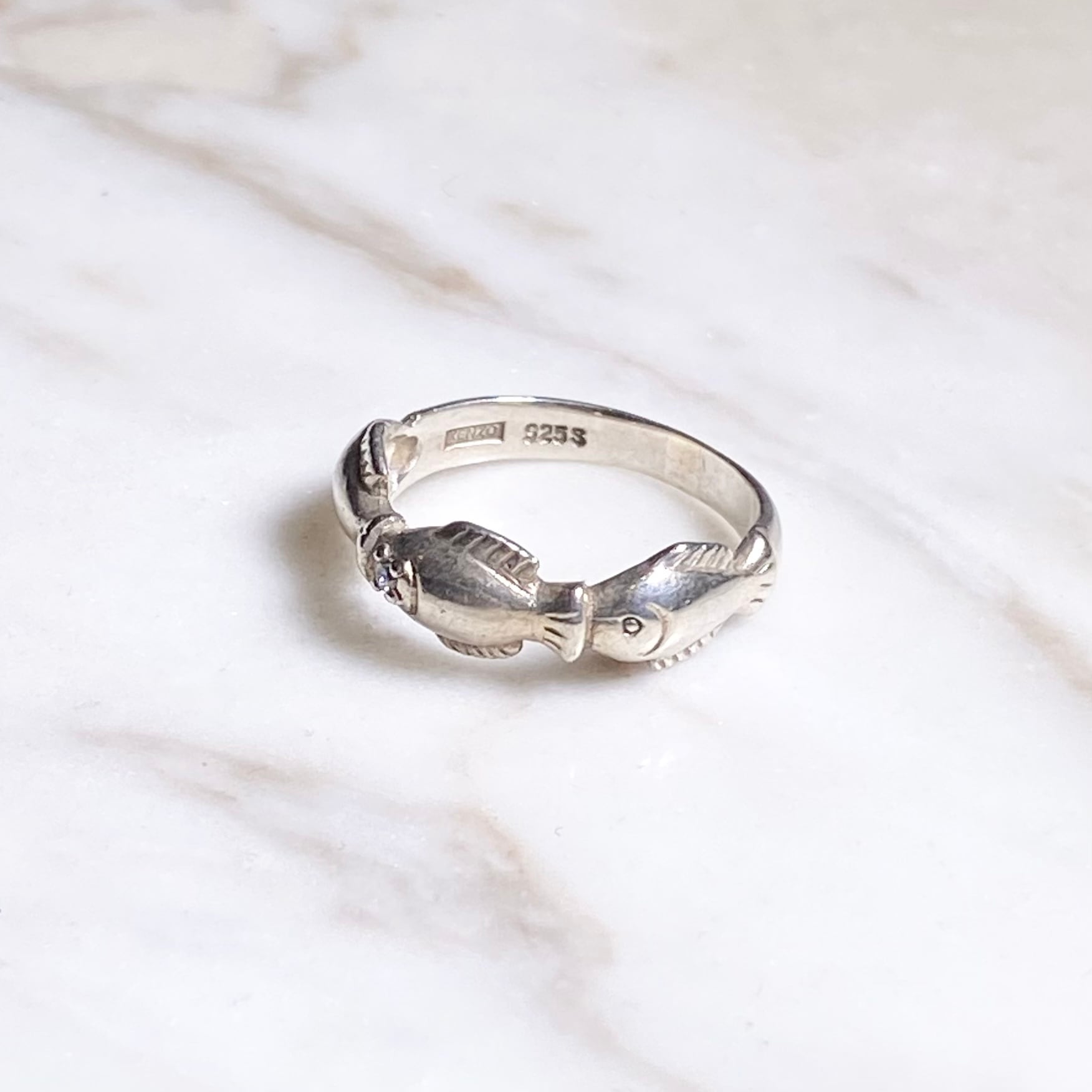 KENZO silver band ring “fish” | NOIR ONLINE