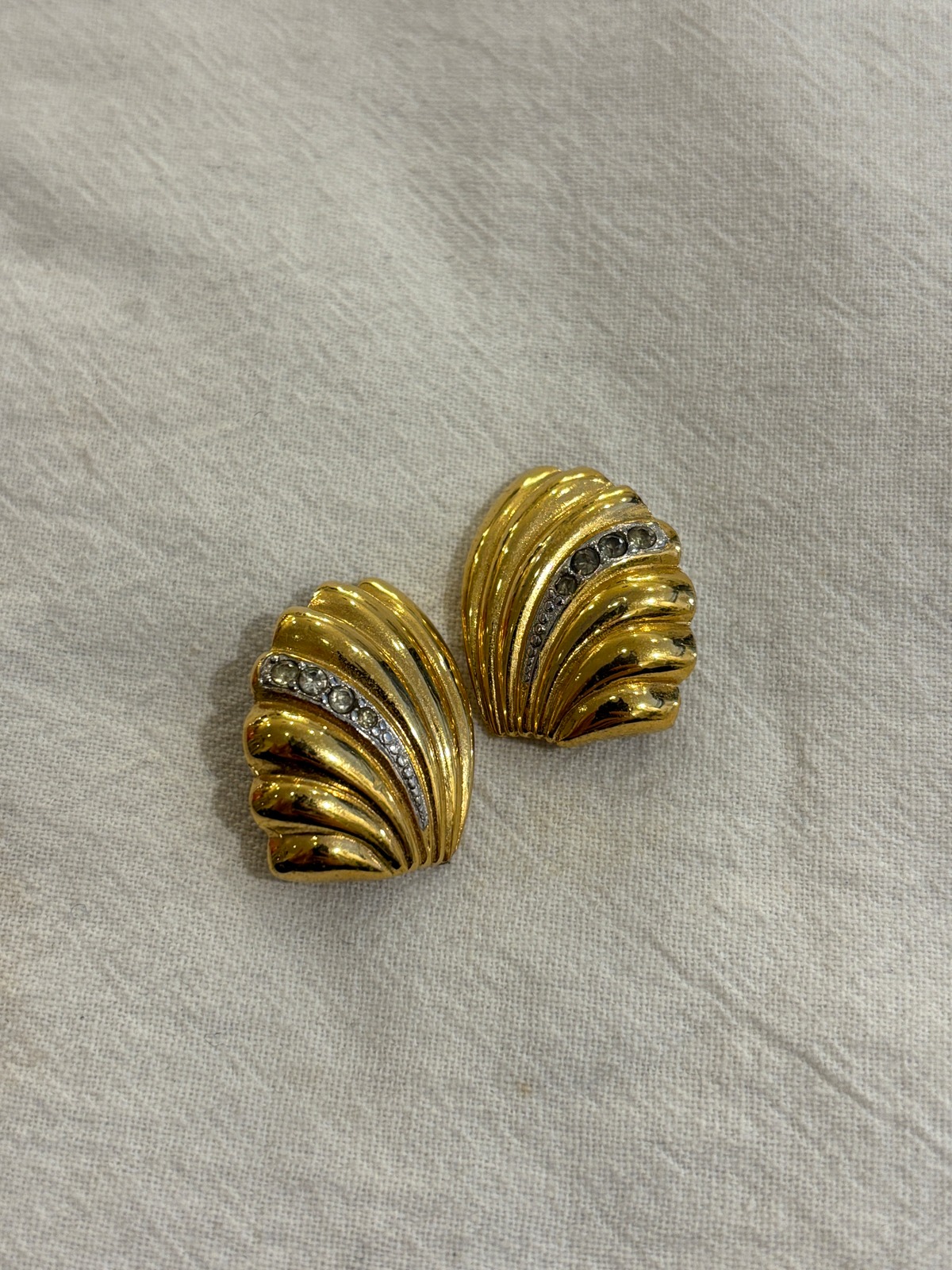 GIVENCHY / vintage gold shell motif earring. | AURA JAPON