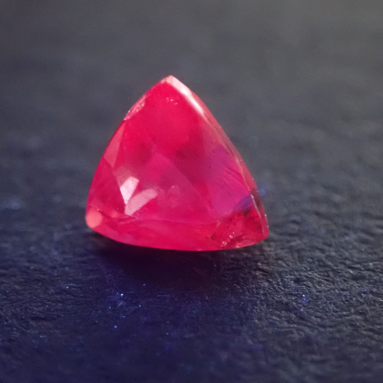 マダガスカル産非加熱ピンクサファイア トリリアントカットルース 0.58ct 4.7mm4.4mm*3.5mm | Le miel