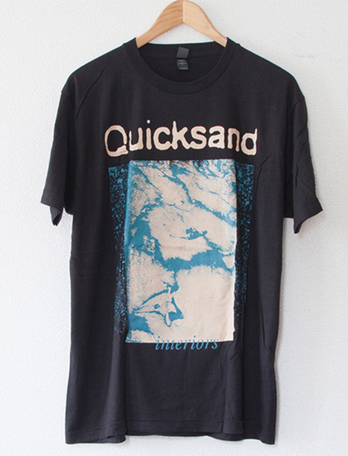 【QUICKSAND】Interiors T-Shirts (Black) | NM Merch