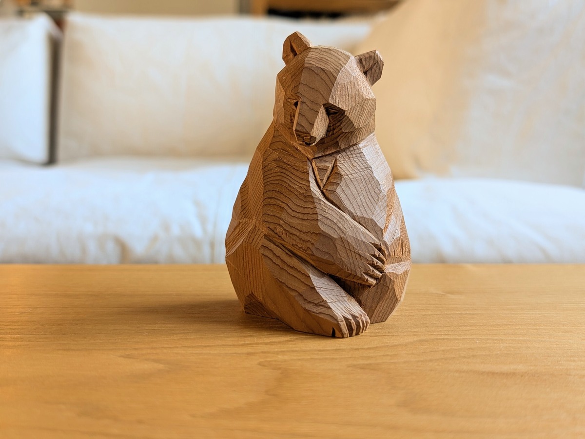 賀上隼敬 座り熊（特大） #6「おおきな手」 | 木彫りの熊 | inoya | Basic Life Store いつまでも愛される 日常の定番を集めたライフスタイルショップ