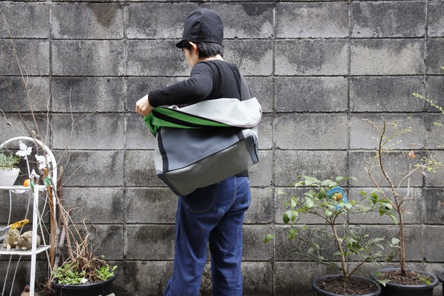メッセンジャーバッグMサイズ ワサビ鉄紺×黄緑 右掛け | Cosset-Bags official Online Shop