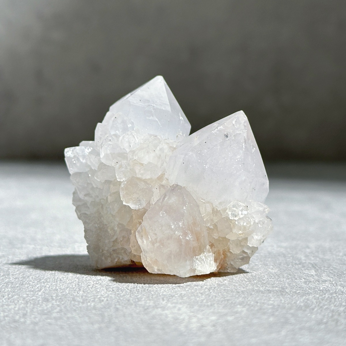 自立します トライゴーニック入り ホワイトスピリットクォーツ 33 White Spirt Quartz 天然石・鉱物・パワーストーン ...