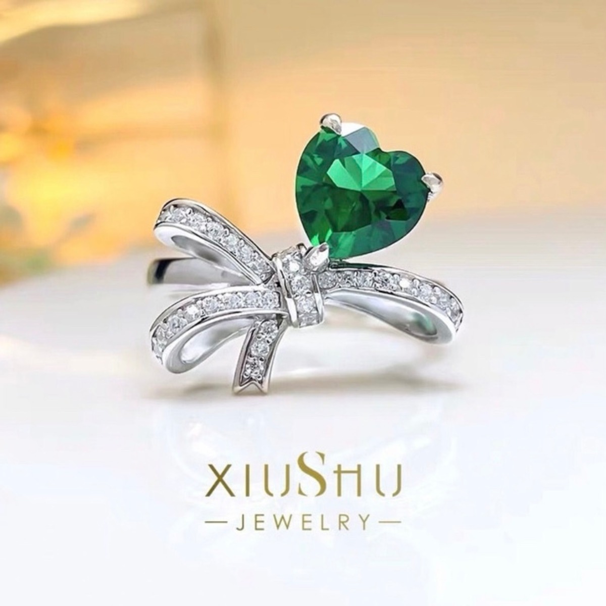 ハート リボン 3カラット 人工エメラルド グリーン 高炭素ダイヤモンド キラキラ ゴージャス ラグジュアリー リング | キラキラゴージャスジュエリーのXIUSHU(シュシュ)