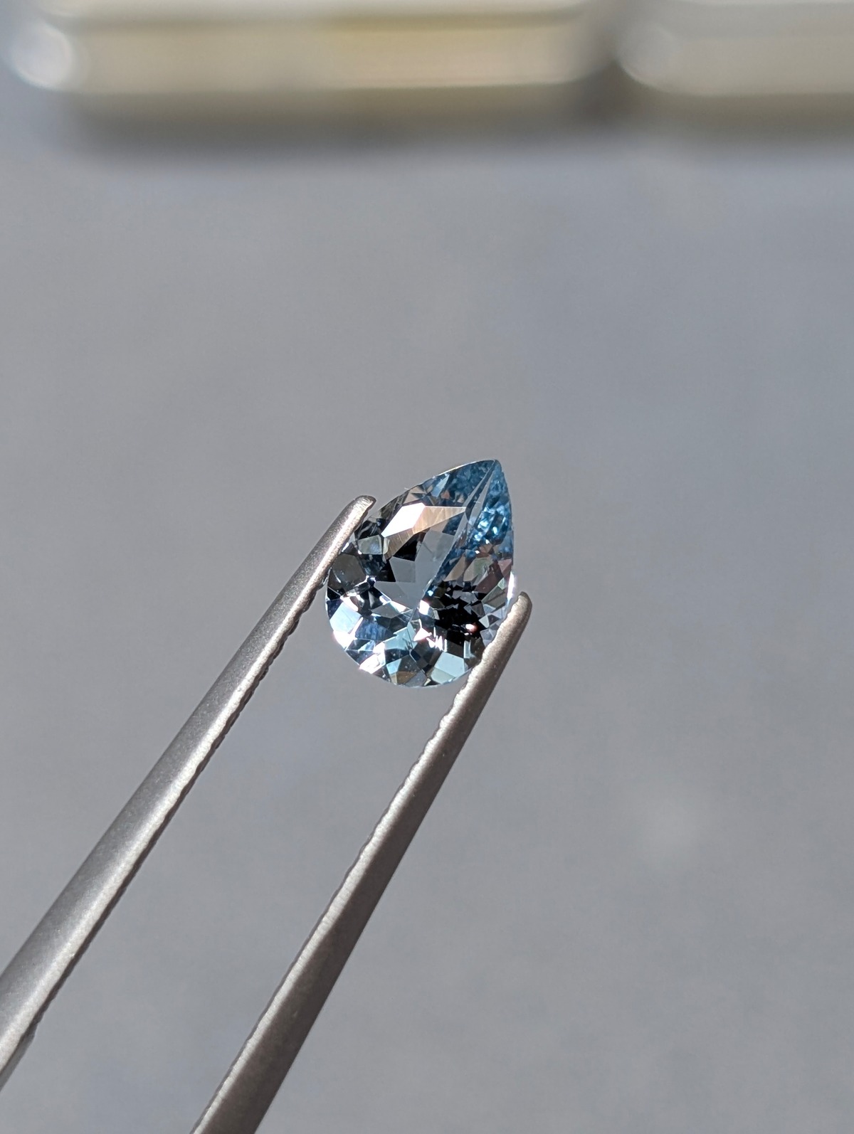 アクアマリン 0.72ct 7.82×5.72mm ペアシェイプカットルース | 鈴木屋