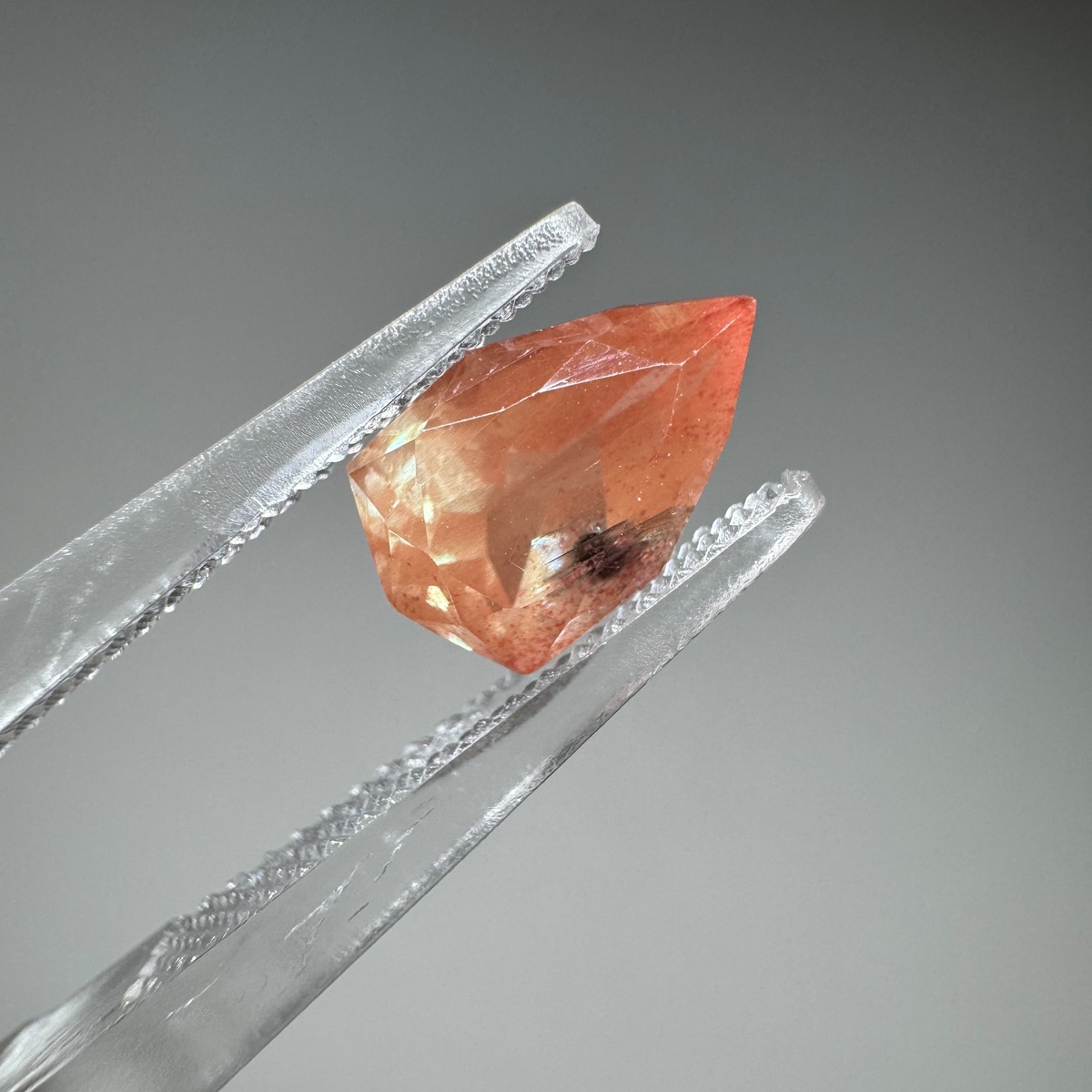 アンデシン 〜まっくろすけまる閉じ込めた〜 1.67ct | GEMマニ屋