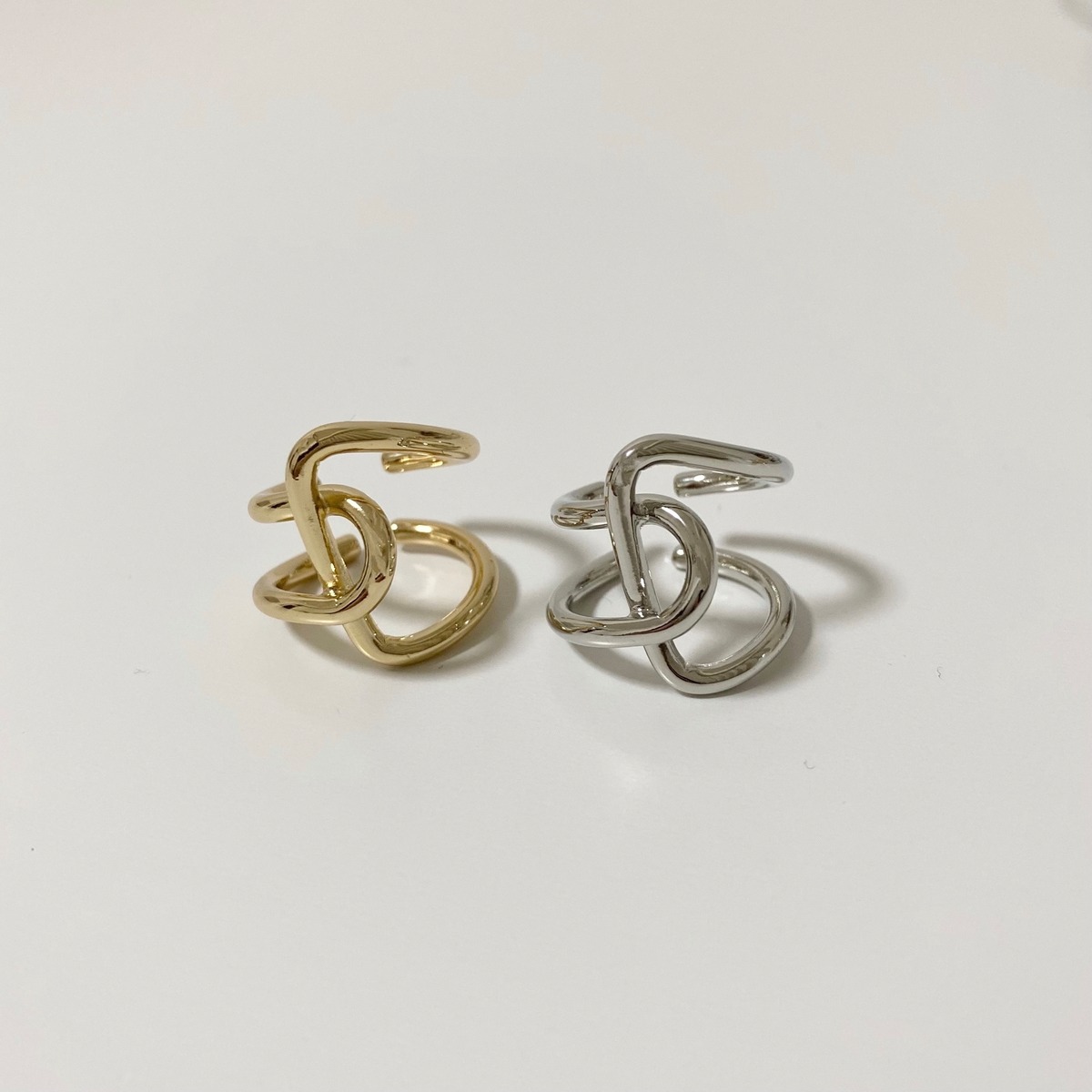 SHINY ENTANGLE RING | on.