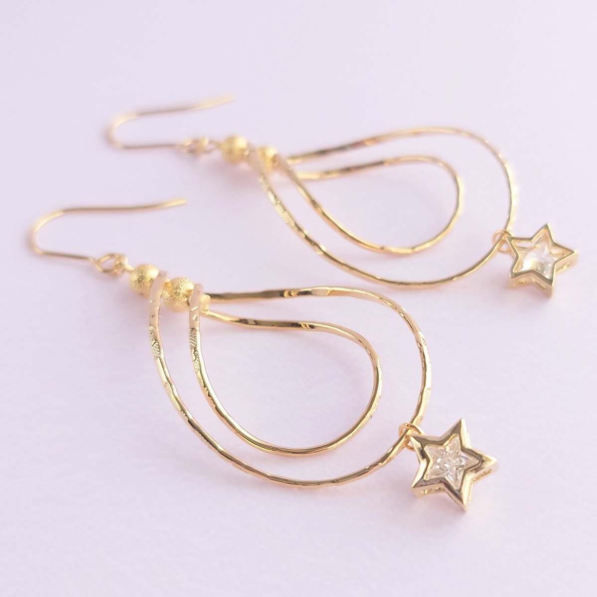 ダブルツイストループに星がゆれるピアス | jamiy