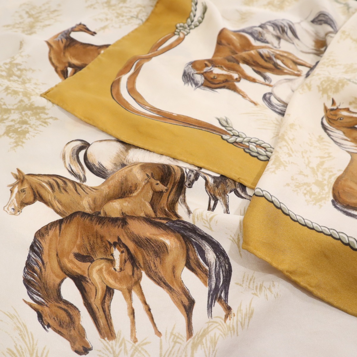 brown×offwhite horse pattern scarf [l-3981] | Fizzvintage