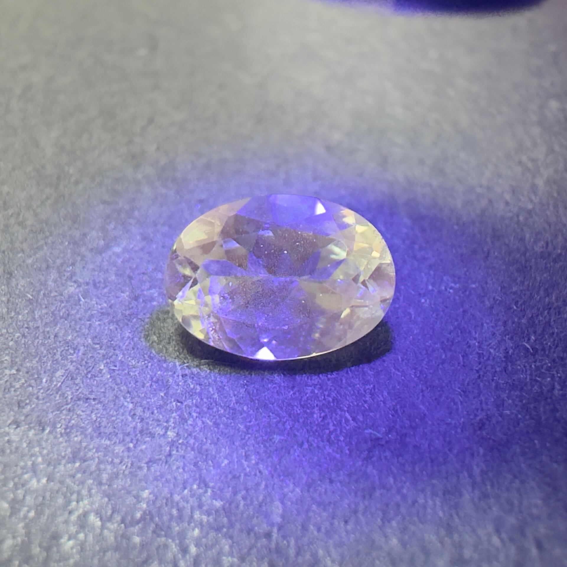【UVチェンジミントガーネット】 0.83ct | たからいしルース オンラインショップ