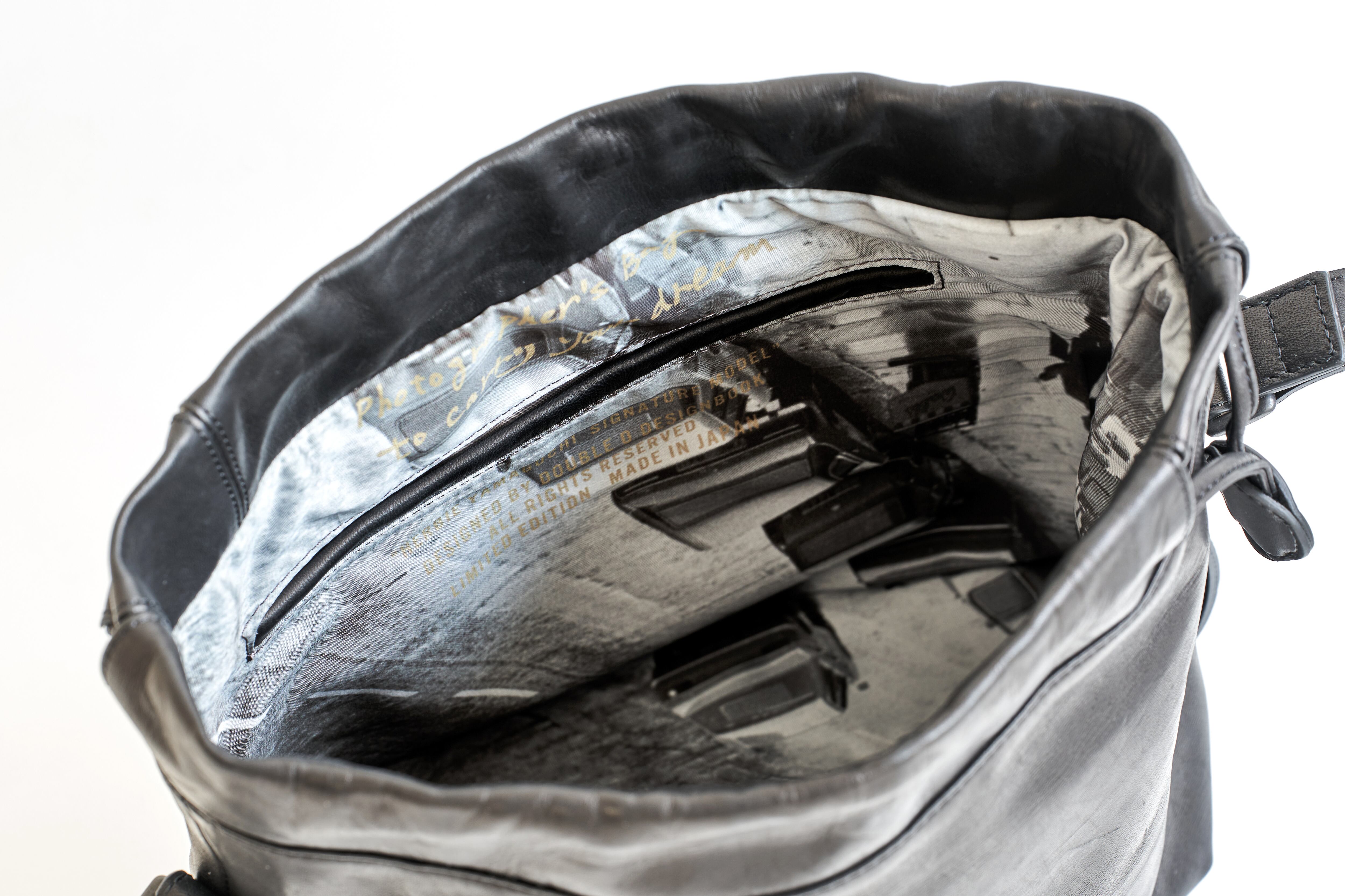 フォトグラファーズバッグ「After the rain London 1975」フルホースハイドレザー 【ブラック】 | DOUBLE O DESIGNBOOK レザープロダクトのデザイン ...