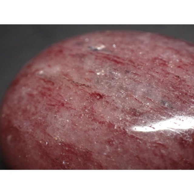 ピンクエピドートインクォーツ/Pink Epidote in Quartz タンブル T-INC095 | 鉱物・天然石のお店CrystalGate