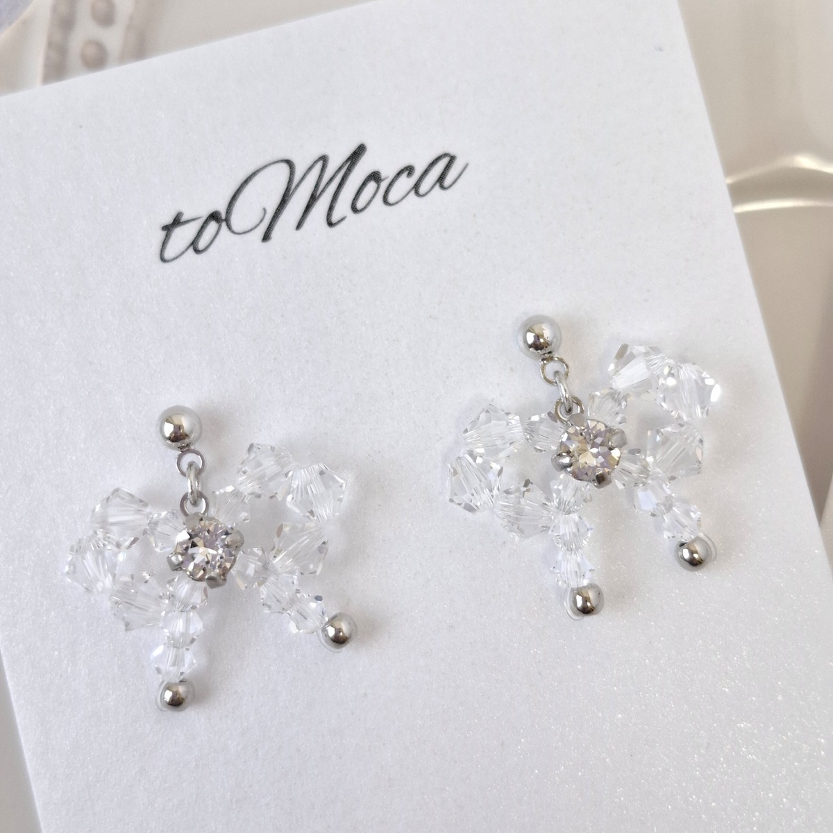 【Petit Beads Ribbon】 ビーズの揺れるリボンピアスorイヤリング【クリスタル】 | tomoca2025