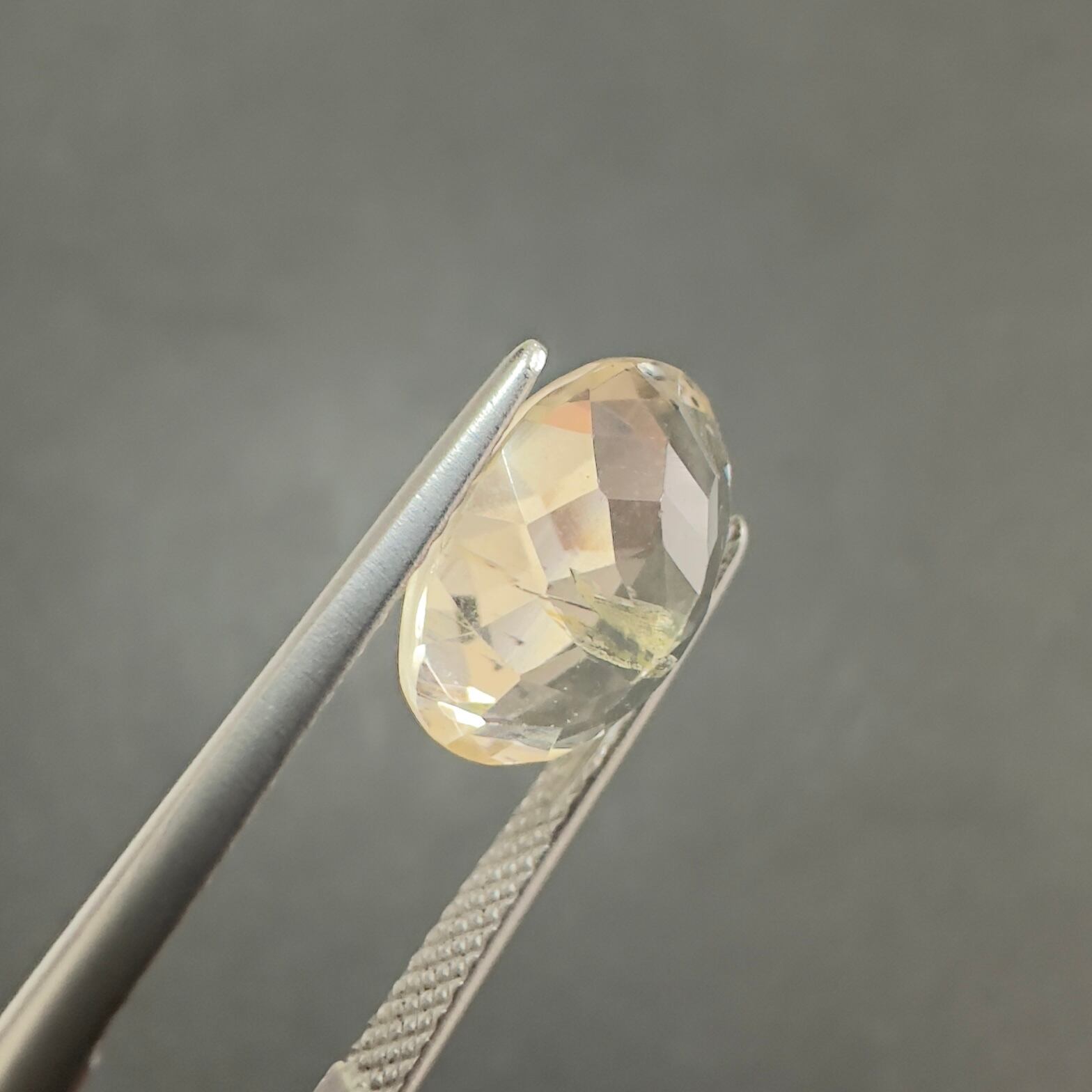 【UVチェンジスキャポライト】 マダガスカル産 3.44ct | たからいしルース オンラインショップ