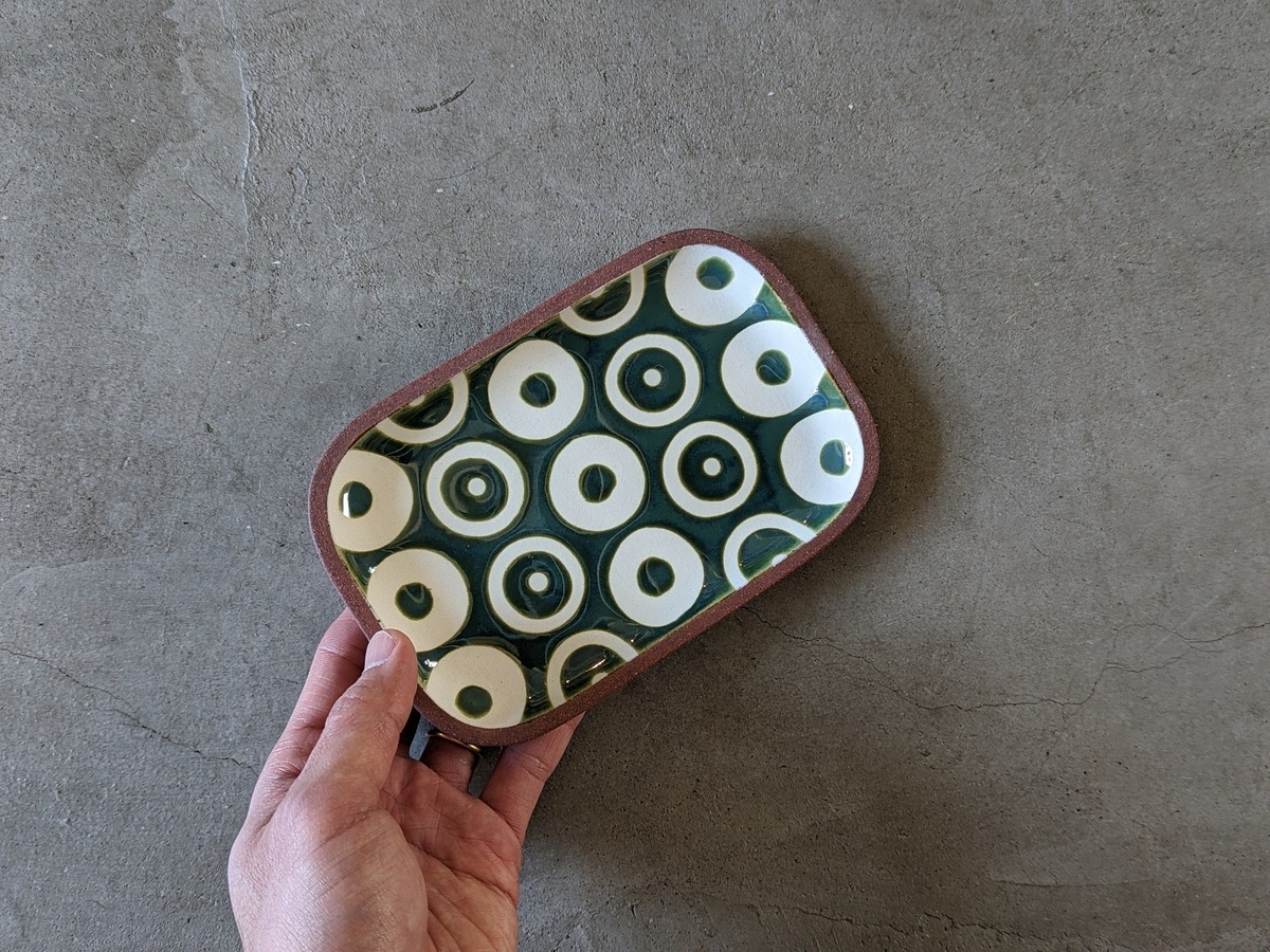 やちむん 角皿小 ／ ヘゴ（緑） | 一翠窯 | inoya | Basic Life Store いつまでも愛される 日常の定番を集めたライフスタイルショップ