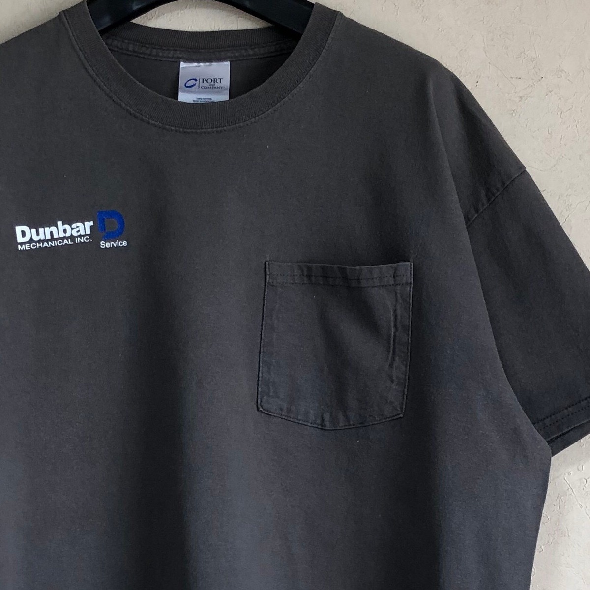 【XLサイズ】"Dunbar MECHANICAL INC."機械装置施工企業 胸ポケット付き Tシャツ チャコールグレー US企業もの古着 ...