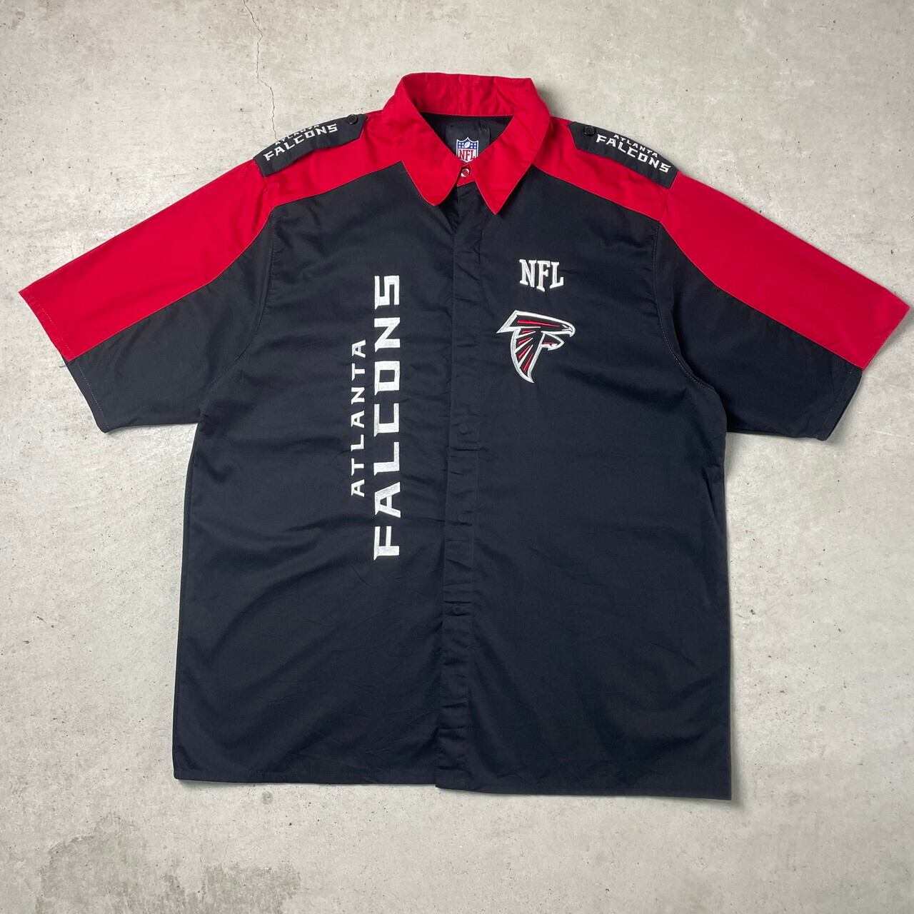 ビッグサイズ NFL ATLANTA FALCONS チームロゴ刺繍 半袖シャツ メンズ2XL 古着 ブラック×レッド 黒 赤 大きいサイズ ...