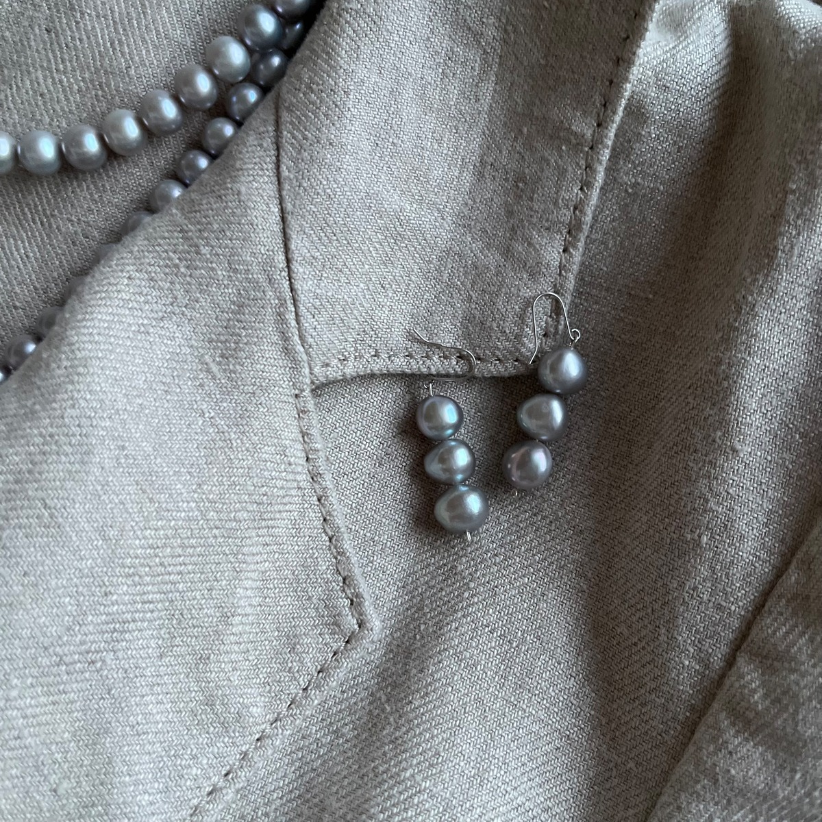 【予約】something pearl マリングレー3連パールピアス ※2週間でお届け | bracetique