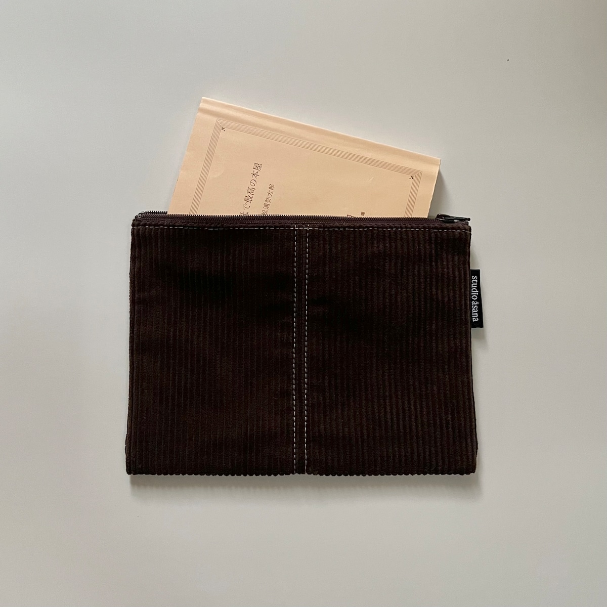 [販売終了] corduroy bunkobon pouch (brown) | studio āsana