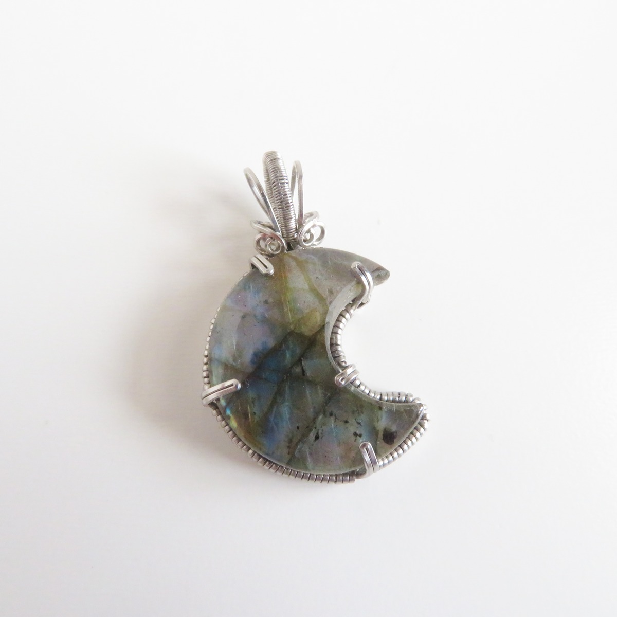 fu.wa.ri様専用ページ ラブラドライト月のペンダントトップ | hiroiro accessory