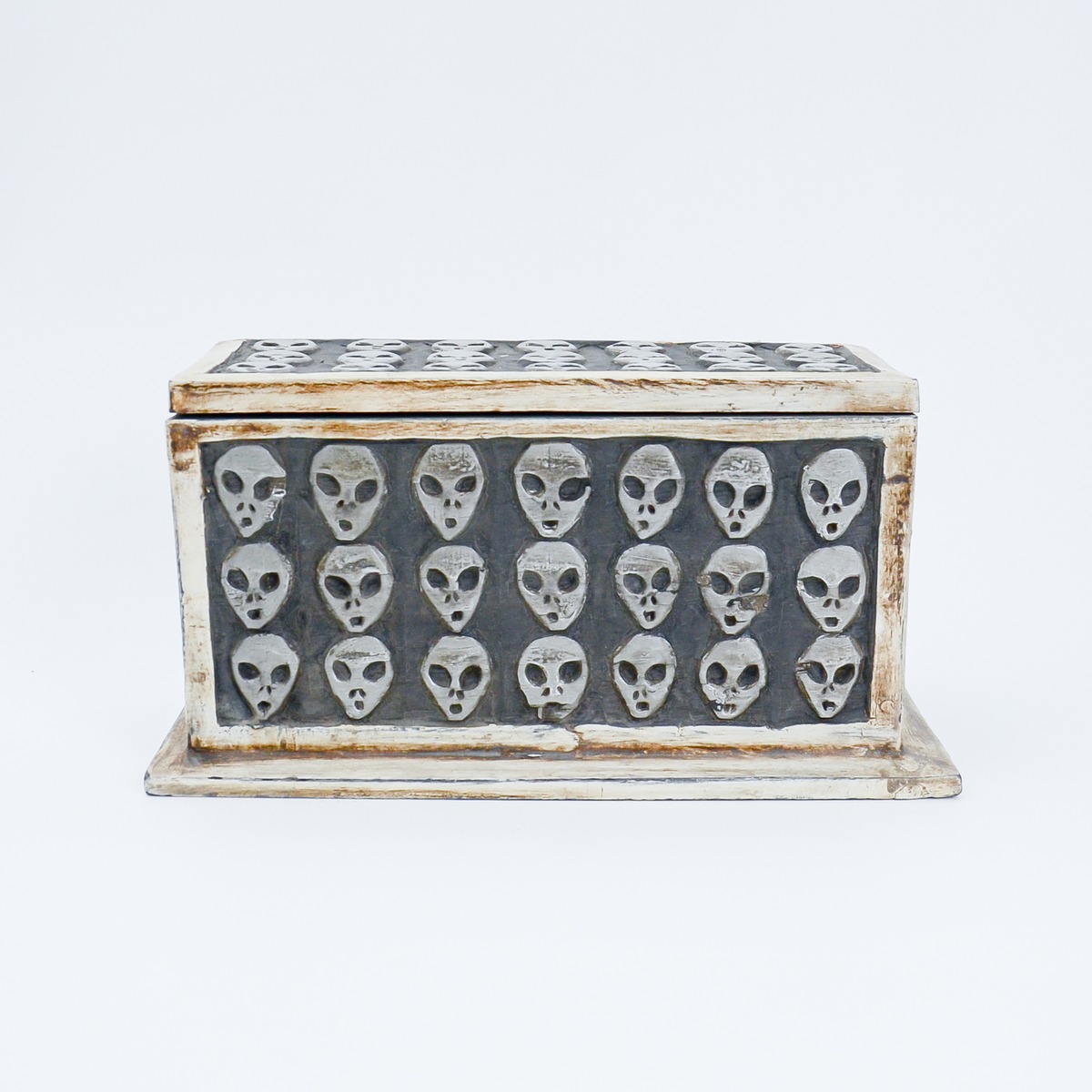 Carved alien box | CHILLCHILLMICHILL