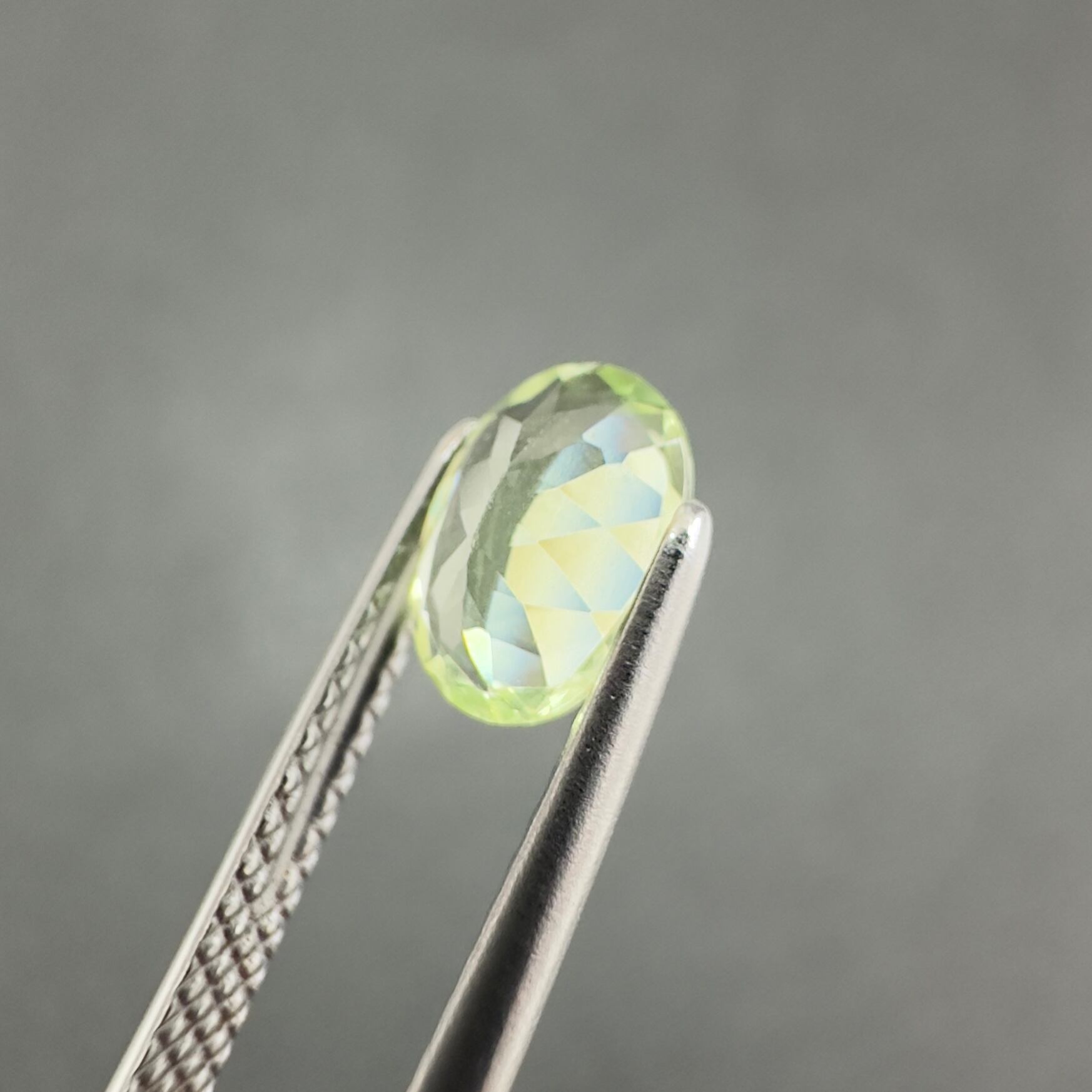 【UVチェンジミントガーネット】 0.83ct | たからいしルース オンラインショップ