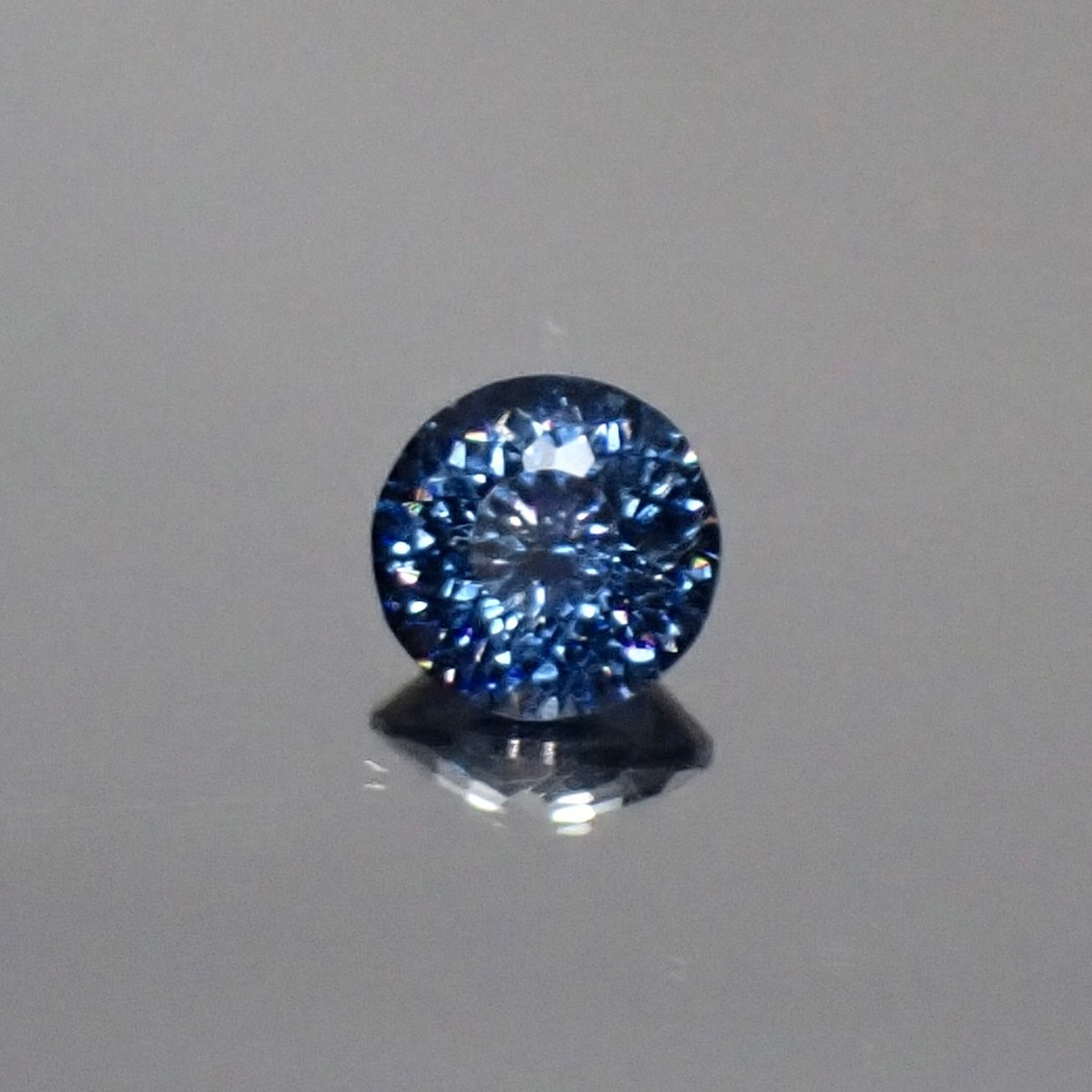 【Bright Brilliant Cut™️ “129 Facets” 】静寂を刻む、青の構築美 0.32ct 天然ブルーサファイア | Frederick’s Gems&Jewelry