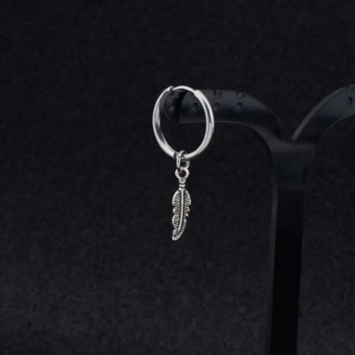 フェザーフープピアス ジミン 韓国系 防弾少年団 BTS 羽根デザイン 片耳 | Ruru &Suzaku