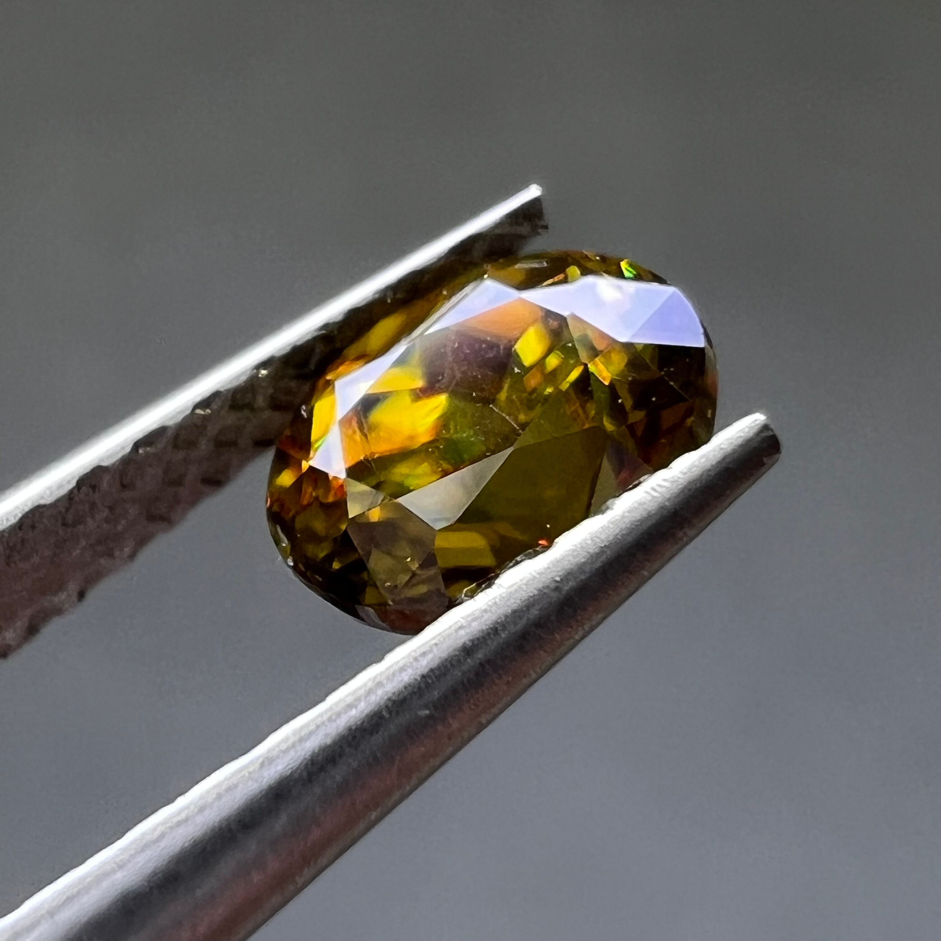 スフェーン 0.81ct 5.85mm×4.52mm オーバル ファセットルース | 鈴木屋