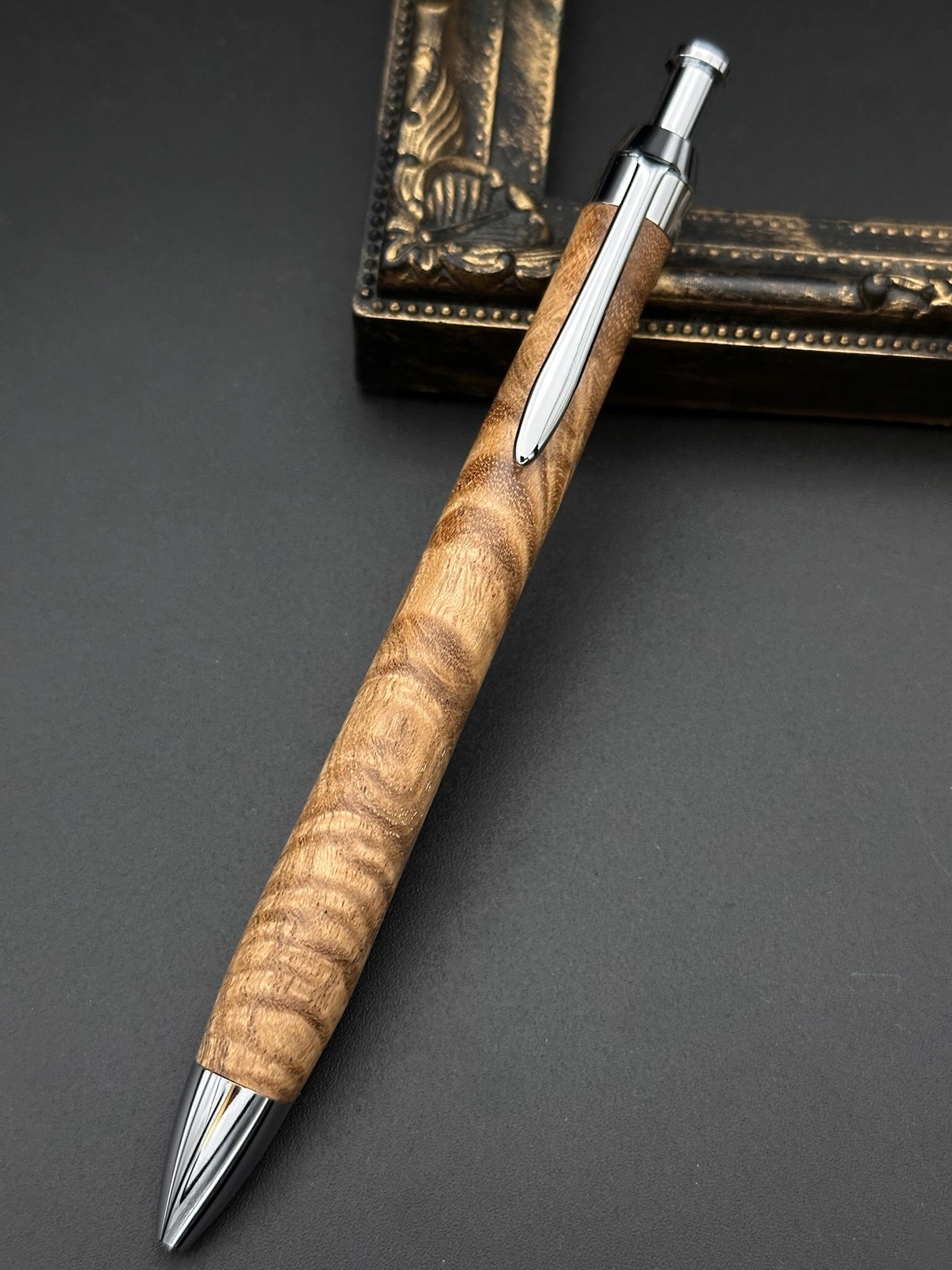 エンジュ(縮み杢)/木軸低重心ボールペン 三神ボール1000 | Flamberg