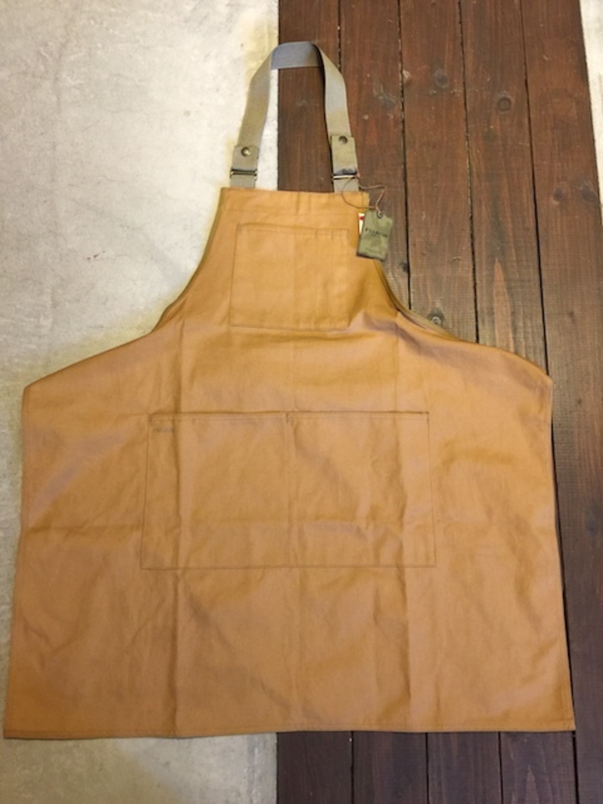 FILSON / Tin Cloth Apron / TAN | thehunt