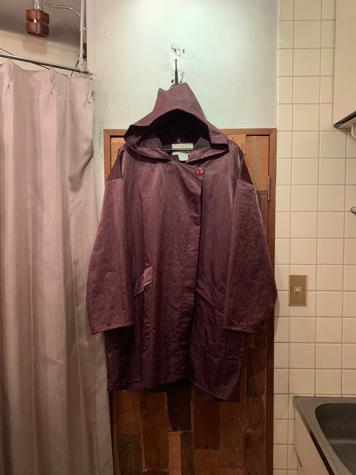 “LAPARKA” winered nylon design coat made in CANADA | LAUGH