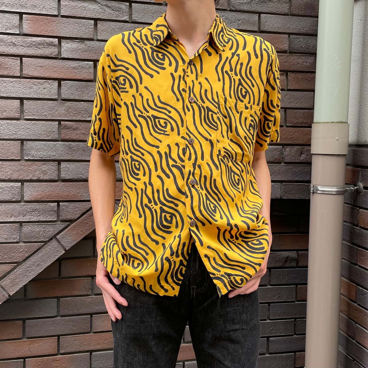 “KOUKLA” yellow×black rayon designS/S shirt | LAUGH