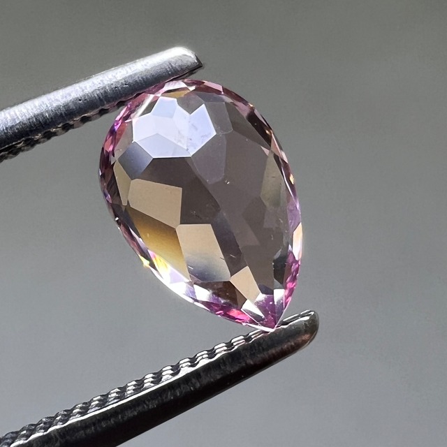 マラヤガーネット 0.87ct 6.80mm×4.65mm ペアシェイプカット ルース | 鈴木屋