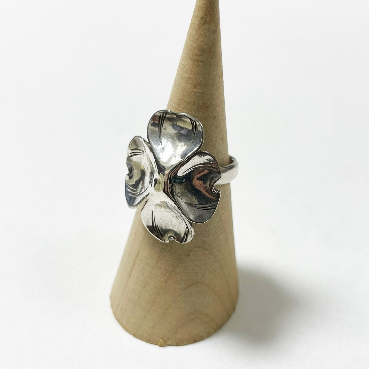 Vintage Stuart Nye Sterling Dogwood Ring | CORNER