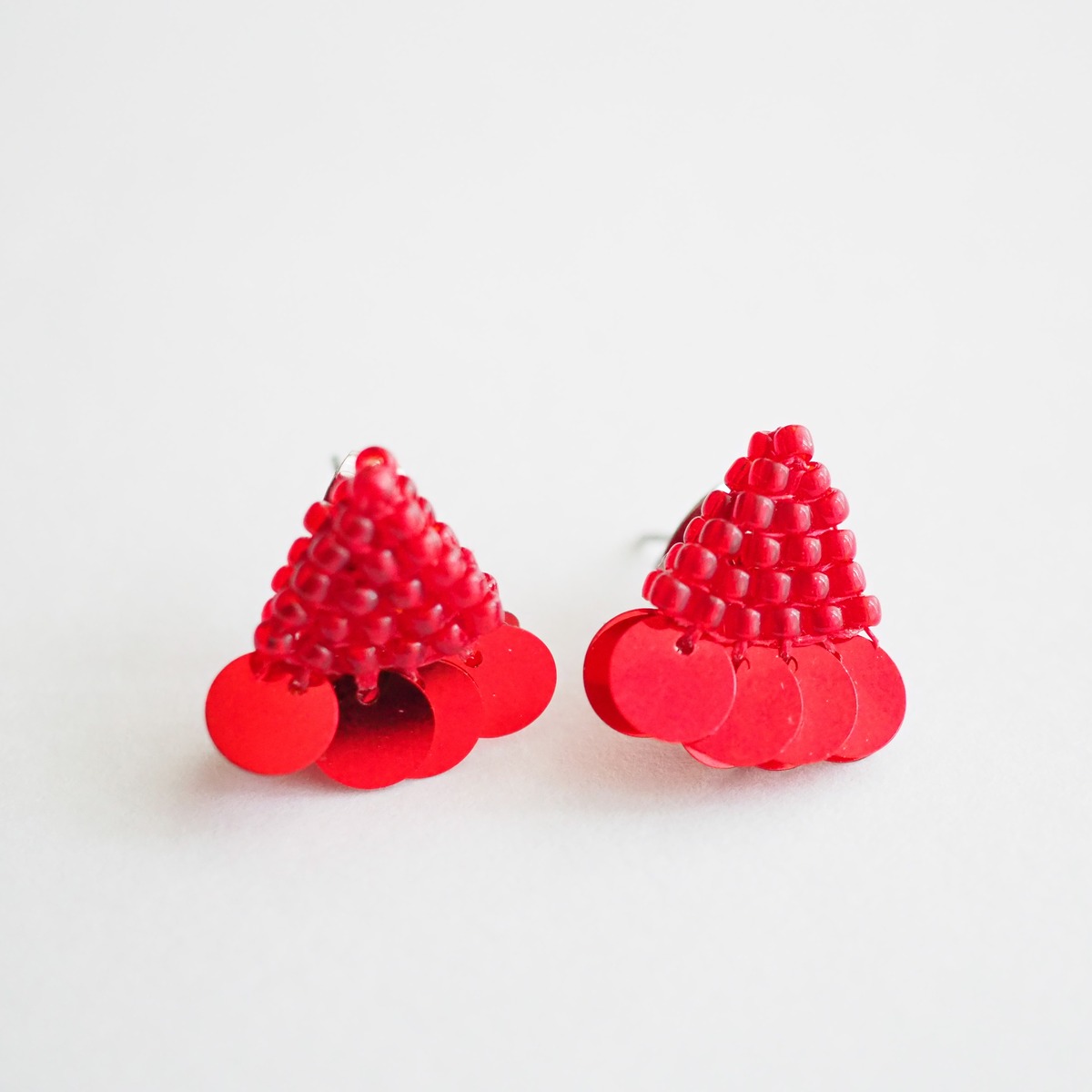 『Beadspan triangle』（レッド）小サイズ ピアス/イヤリング【受注】 | Beadspan ビーズアクセサリー・ピアス・イヤリング・ネックレス・ブローチ