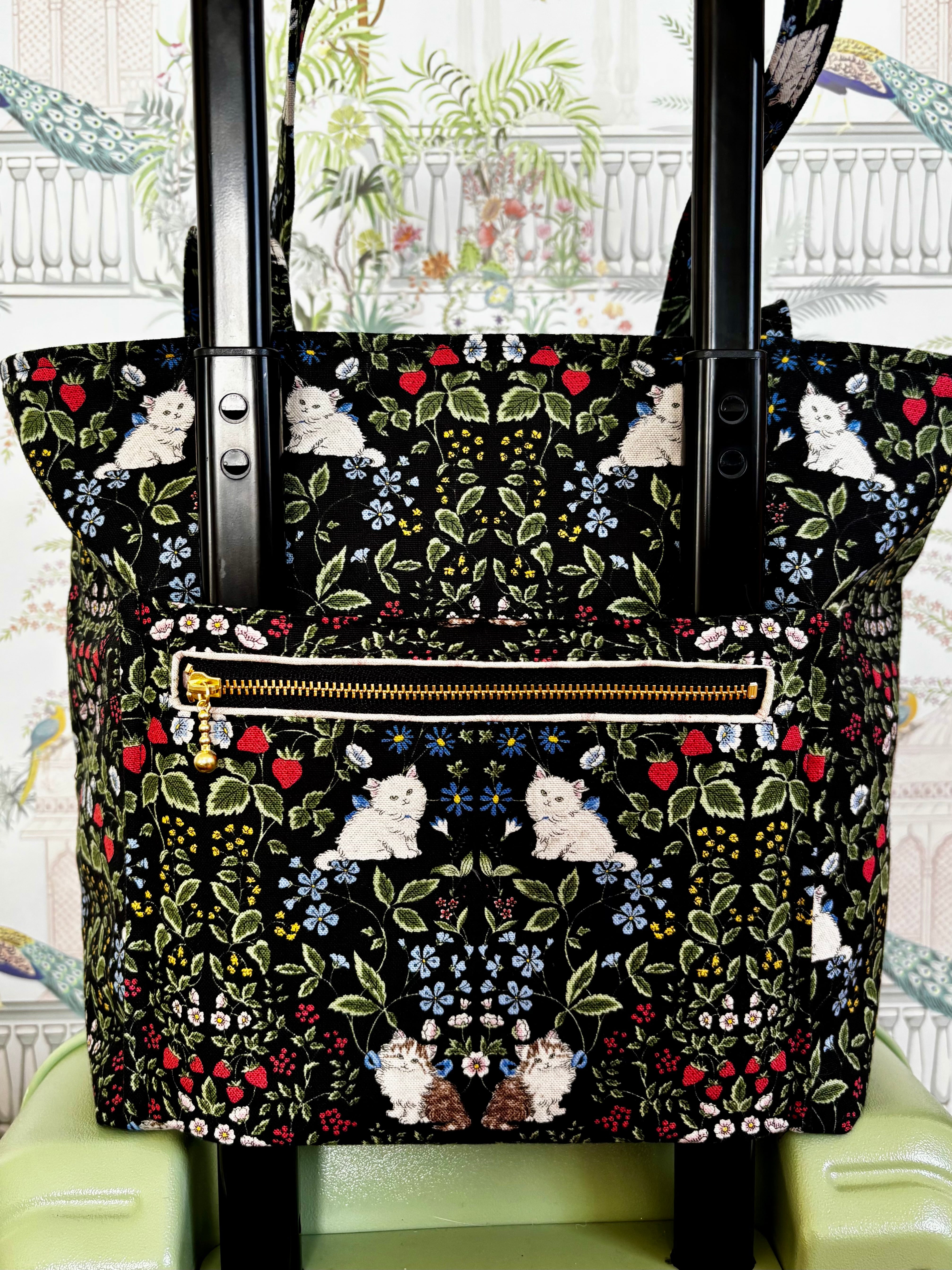 キャリーオンバッグ 苺と猫 ブラック | Kawakib