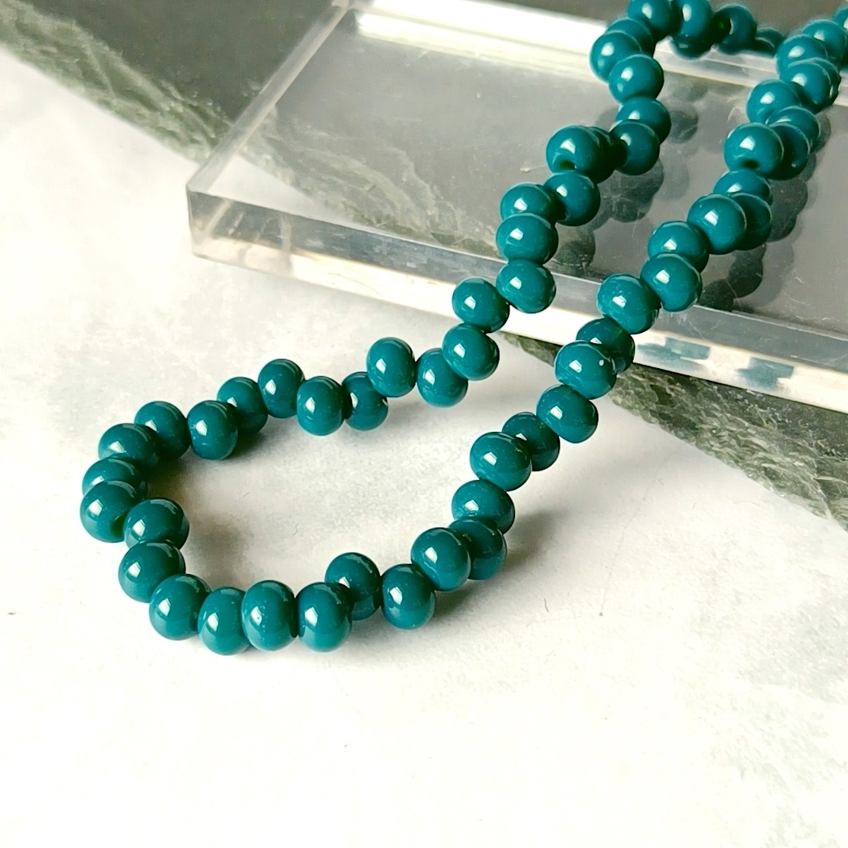 【80個】【6mm】【グリーン】マガ玉ビーズ ガラスビーズ ドロップ 小ぶり スベーサー アクセサリーパーツ G048 | Little Beans