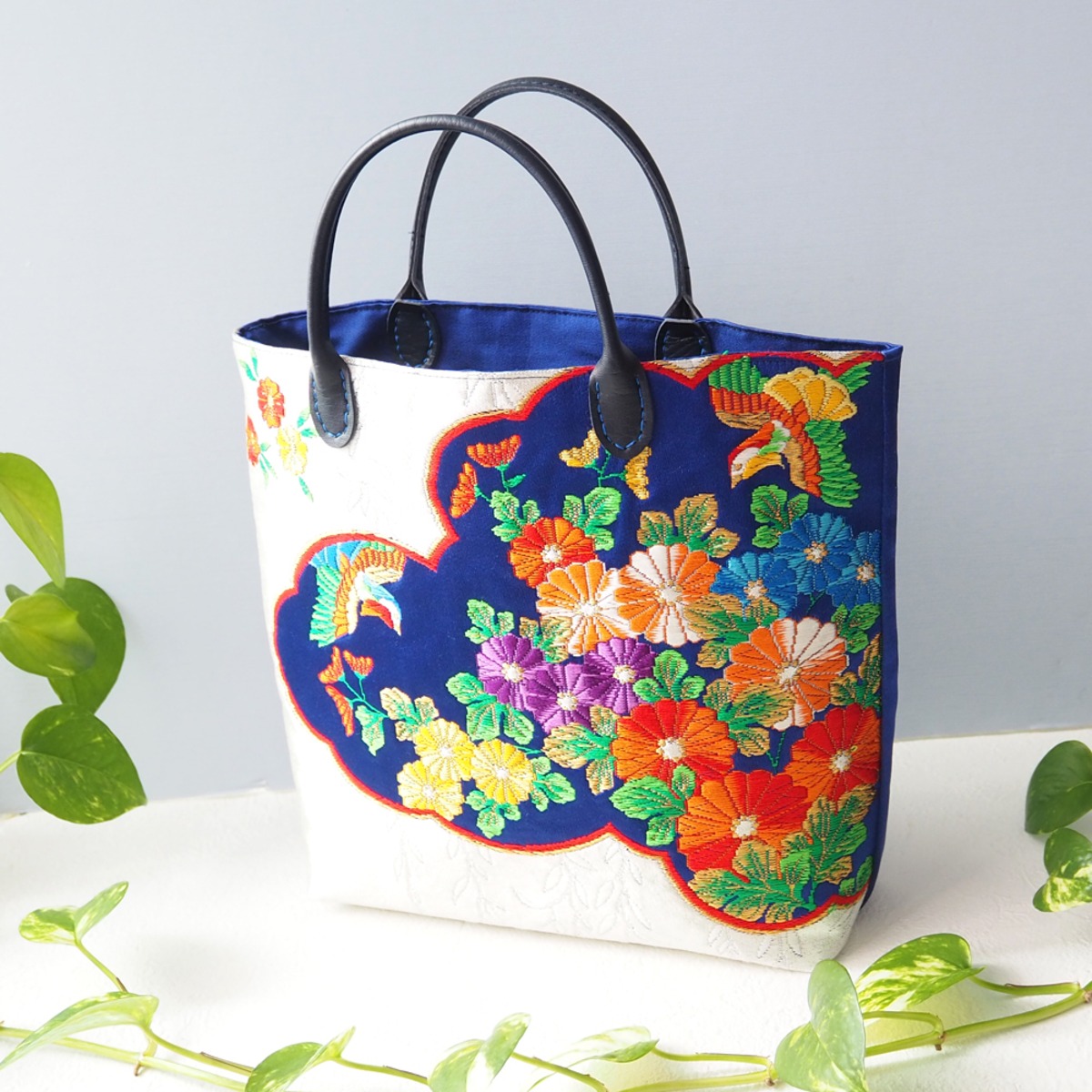 【一点物】西陣織×正絹 帯リメイクバッグ｜華やか花柄×ネイビー｜和モダンなトート | Floopa