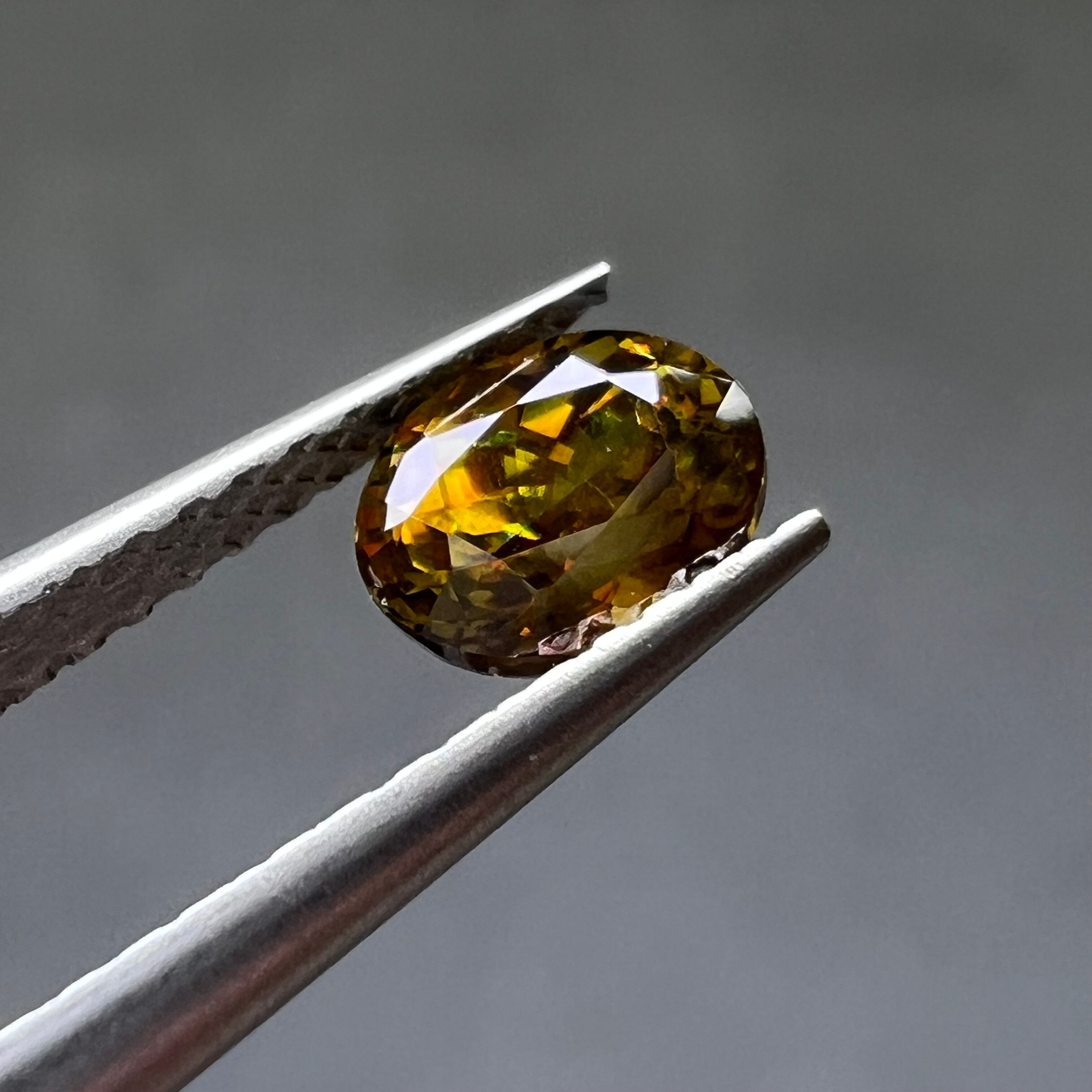 スフェーン 0.81ct 5.85mm×4.52mm オーバル ファセットルース | 鈴木屋