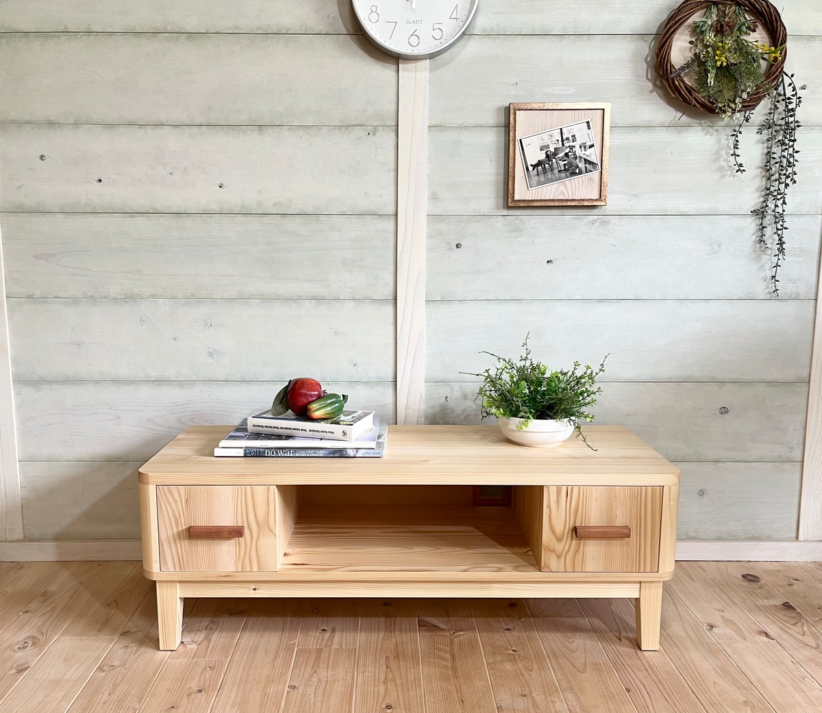 丸みをおびた無垢材のテレビ台 | tarokoubo