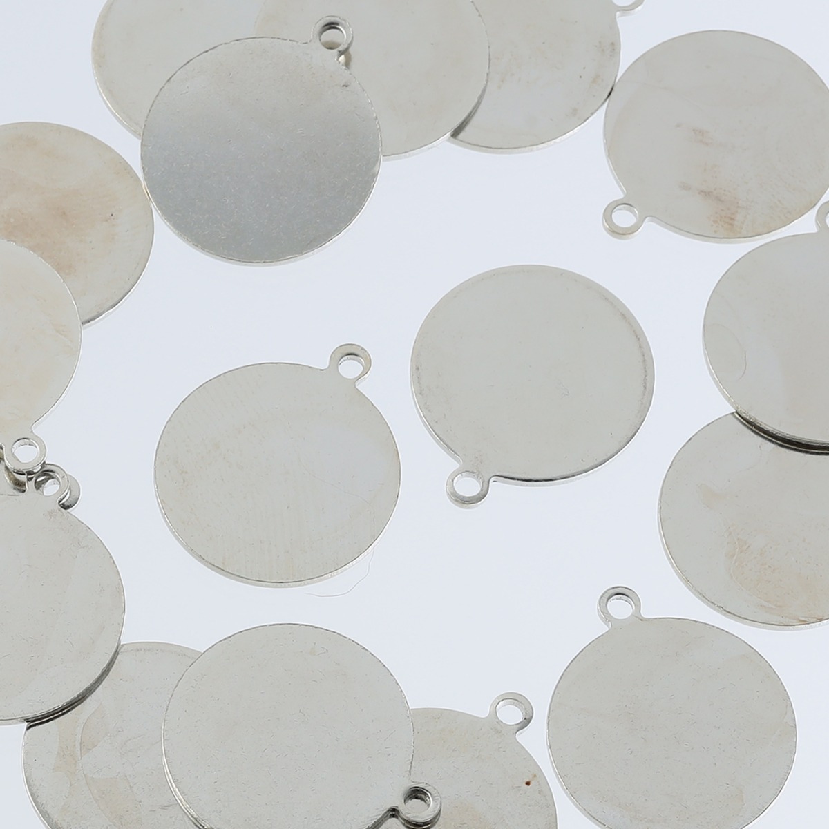 メタルパーツ プレート 丸 18mm シルバー 20個 カン付き カボション貼り付け セッティング 台座 アクセサリー 金具 AP2203 ...